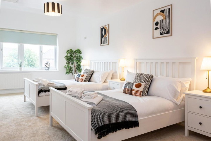 Stylish 3 Or 4 Bed House And Parking - United Kingdom