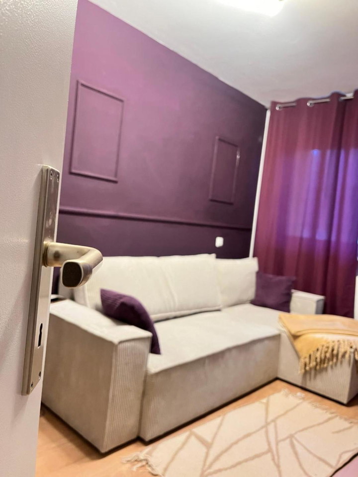 Purple Escape Balkon Netflix Zentral - Sarrebruck