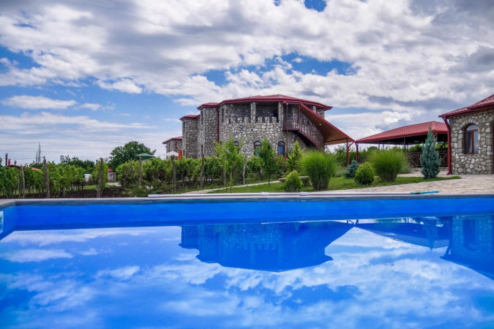 Chateau White Flags შატო თეთრი ბაირაღები - Gruzínsko