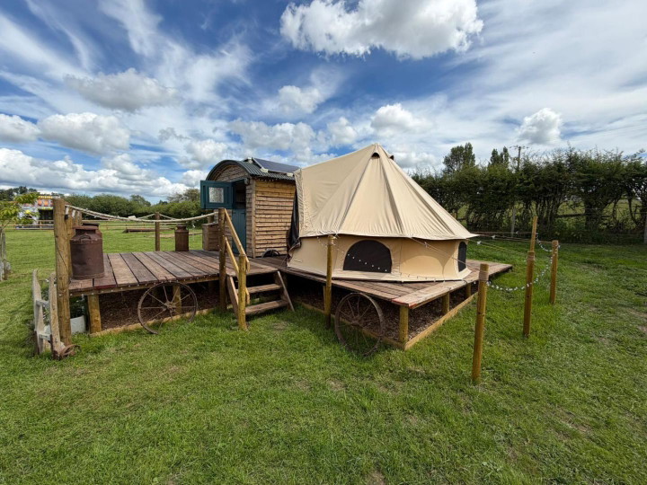Springfield Riverside Camping And Glamping Historic Army Trucks & Shepherds Hut - West Midlands