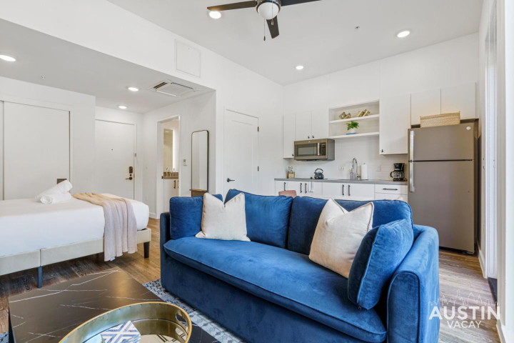 Vibrant Austin Studio Balcony Plus Parking And Wi-fi - Austin, TX