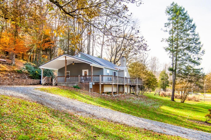 Evergreen Getaway Fire Pit And Wood Fireplace - Walland, TN