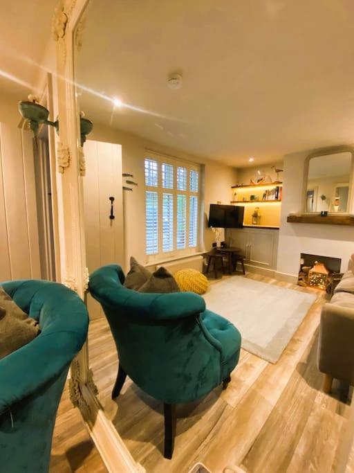 Coastal Aldeburgh Cottage, Luxury Dog Friendly Cottage Near The Beach, Free Parking, Sunny Outdoor Courtyard - Perfect For Autumn Seaside Escapes - Aldeburgh