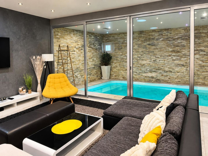 Alsace Piscine Intérieure Chauffée Pour Huit Personnes - Alsace