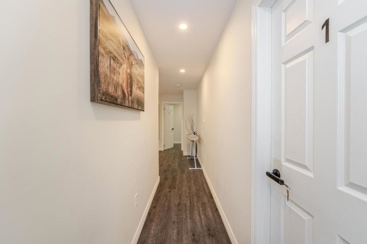 The Refined Oak - Cozy Lower Retreat - Oakville