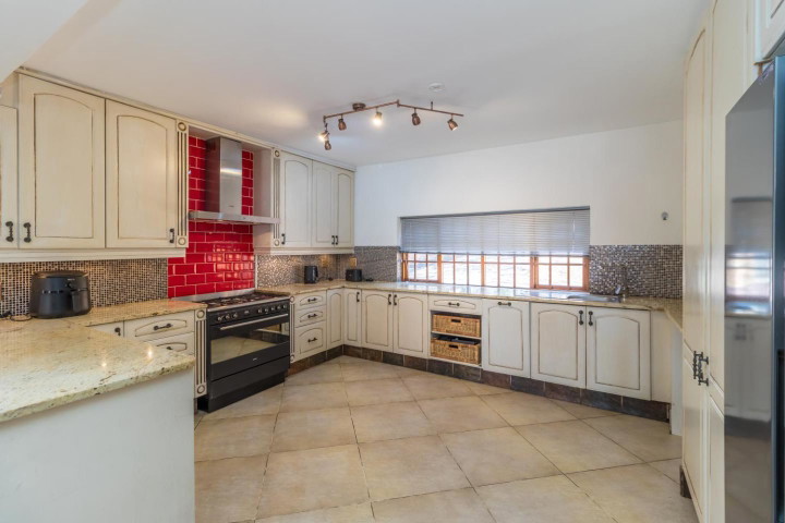 Urban Escapes - Linden Place - Johannesburg