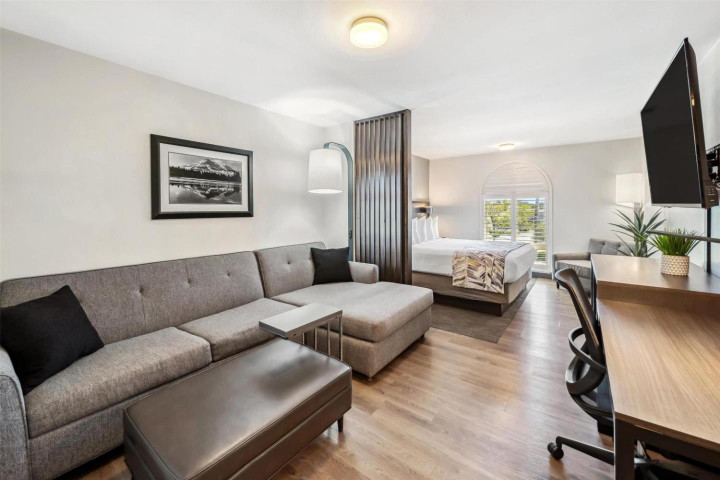 Best Western Plus Hilltop Inn - Redding, CA