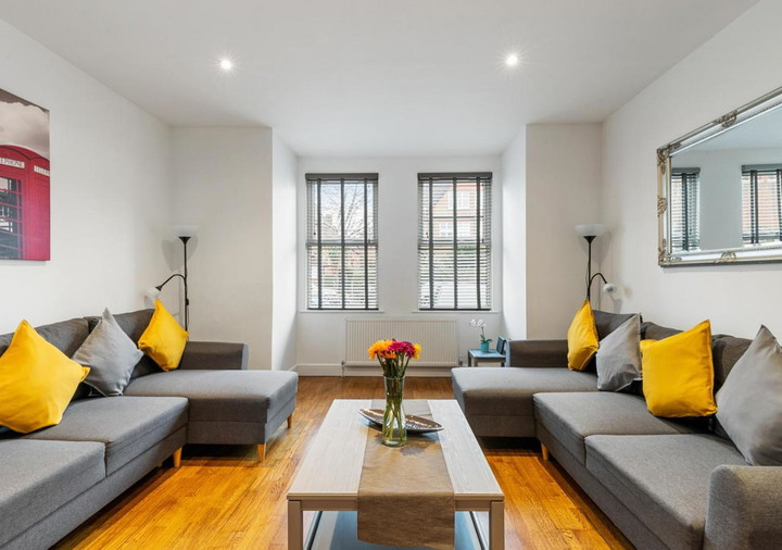Two Bed Flat In Bush Hill Park - Londres