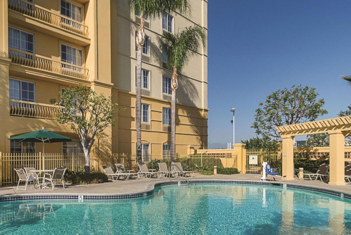La Quinta Inn & Suites By Wyndham Ontario Airport - Fontana, CA