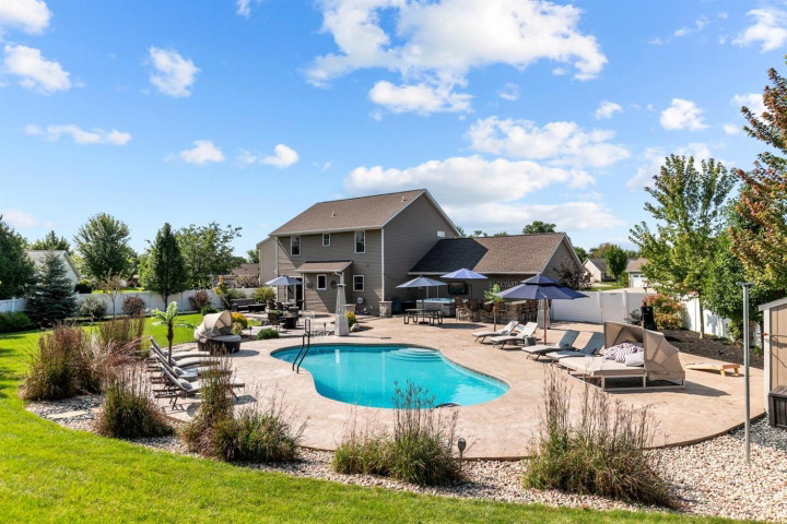Sunny Days Await Seasonal Pool & Hot Tub Retreat - Appleton, WI