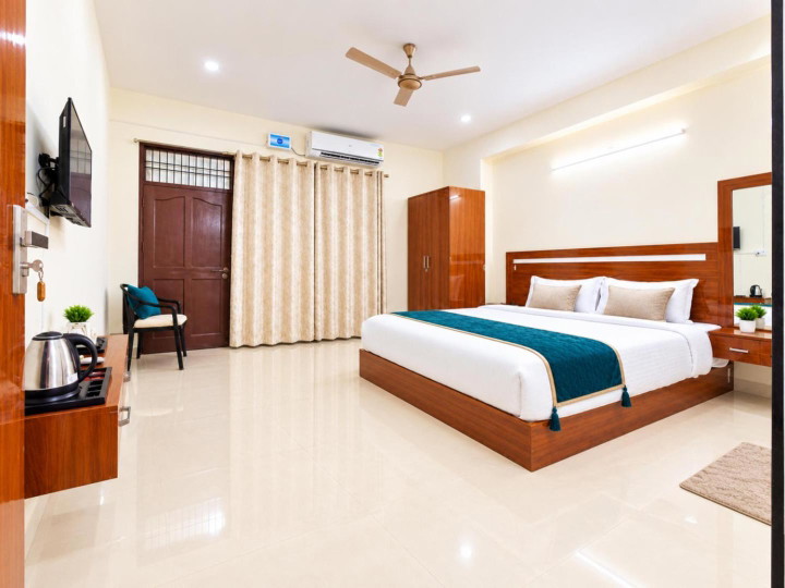 Veda Vatika A Peaceful Family Stay With Ac Rooms, Lift, Free Wi-fi, 24-hour Front Desk, Room Service & Modern Amenities Near Kashi Vishwanath Temple And Dashshwamedh Ghat Walking Distance To Railway Station - Varanasi