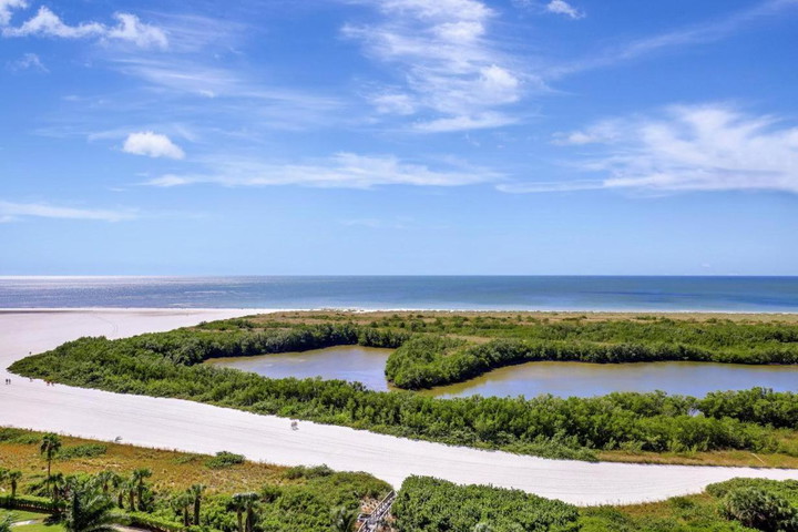Wing Beachfront Condo With Pool, Gym And Tennis Courts - Marco Island, FL
