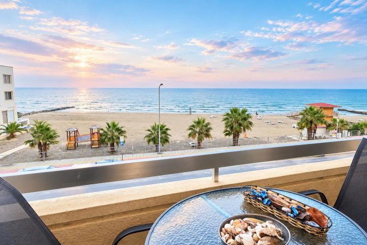 Breathtaking Beachfront Apartment In Makenzy - Lárnaka