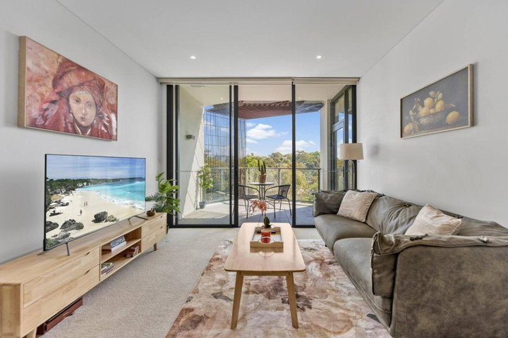 Elegant Two-bedroom Near Sydney Cbd W Balcony And Parking - North Sydney