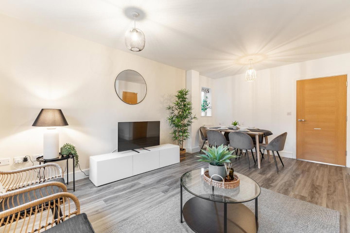 Heathrow House With Parking - Sleeps 5 Near M25, Virginia Water, Thorpe Park & Legoland, Mid To Long Term Bookings Welcome - Staines-upon-Thames