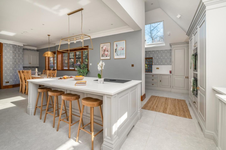 Luxury Period 7 Bed Mansion Near Warner Bros - St Albans