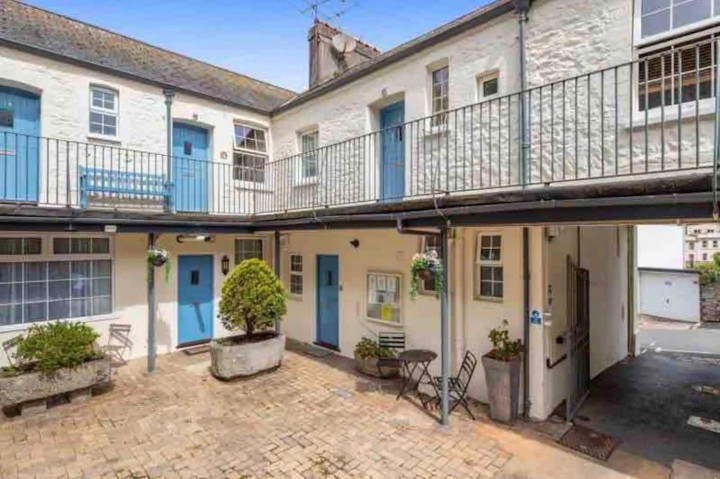 Centrally Located, Beautifully Presented Apartment - Torquay
