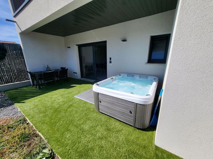 Rez-de-jardin De Maison Avec Spa Et Borne D'arcade - Cantal