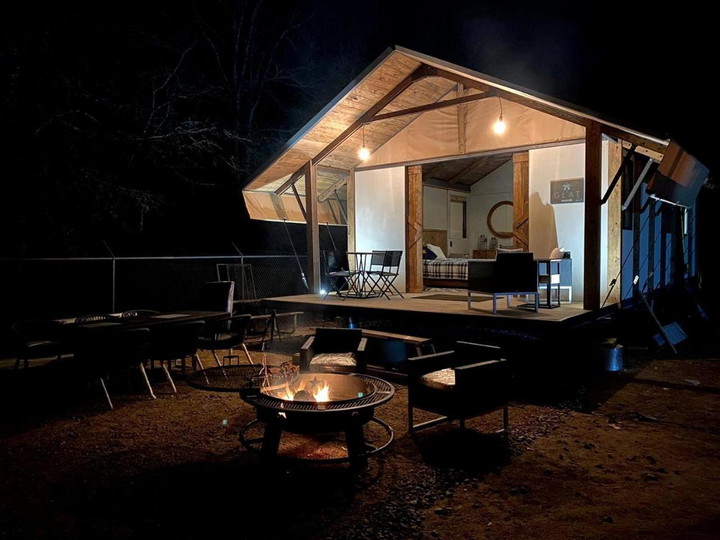 Beautiful Lakefront Glamping Cabin With Fire Pit And Lake Views Near Austin, Texas - Bastrop, TX