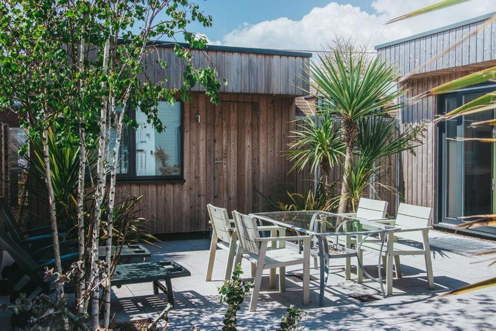 Coastal Courtyard With Hot Tub, Greatstone - Dymchurch