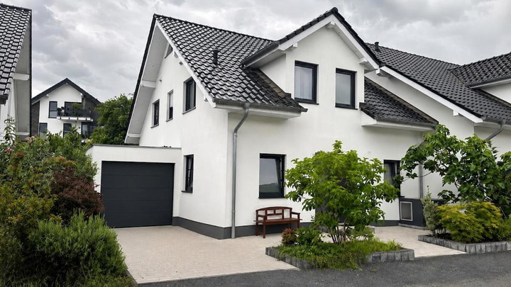 Haus Mit Garten In Der Nähe Rhein Und Flughafen - Colonia