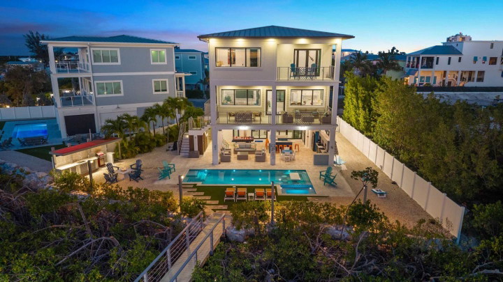 Luxury Seaside Escape ~ Heated Pool W Jacuzzi ~ Elevator ~ Dock ~ Scenic Views - Key Colony Beach, FL