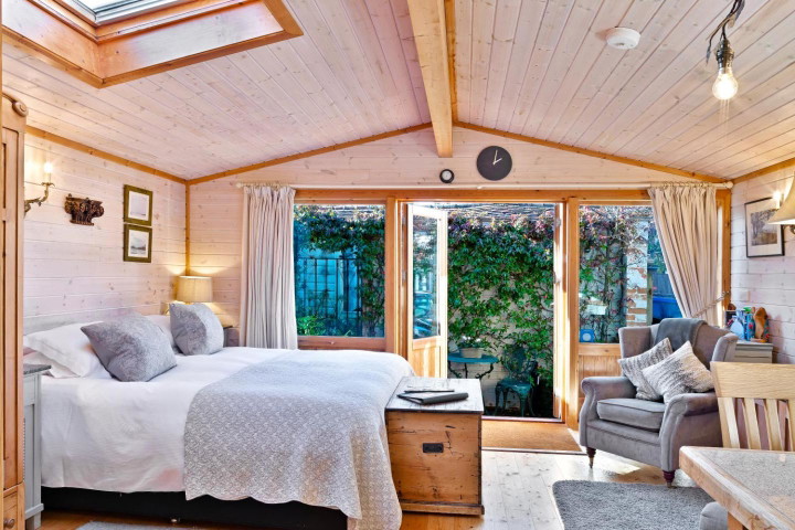 The Lodge - Luxury Lodge With Super King Size Bed, Kitchen & Shower Room - West Sussex