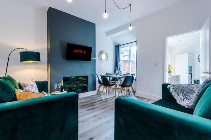 Spacious 4-bed House In Crewe By 53 Degrees Property, Ideal For Business & Contractors - Sleeps 7 - Shropshire