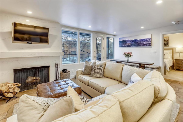 Stunning Ski In-ski Out Condo With Pool & Hot Tub - Aspen
