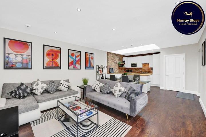 Large 3 Bedroom 2 Bath Townhouse Clost To The City Of London - Bromley