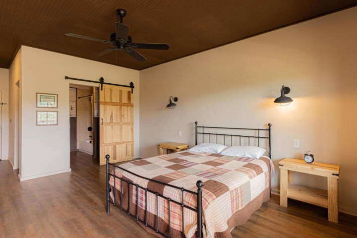 Miners Cabin #2 - King Bed - Accessible Room - Private Balcony - Arizona