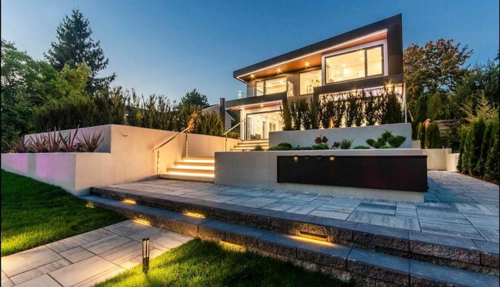 Modern Mountain View Villa - West Vancouver