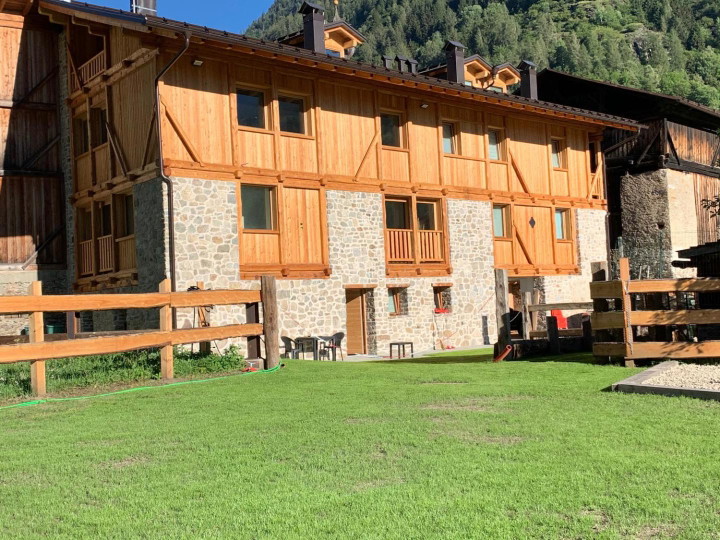 Camelot Luxury Houses Horses - Pejo