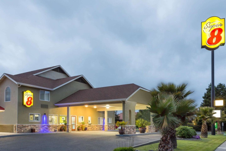 Super 8 By Wyndham Fortuna - Humboldt County, CA