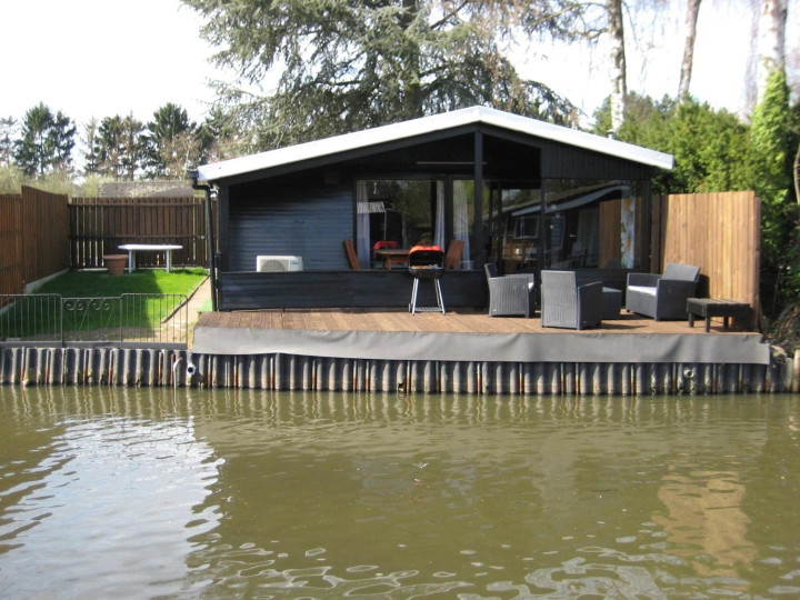Modern Waterfront Chalet - Geel