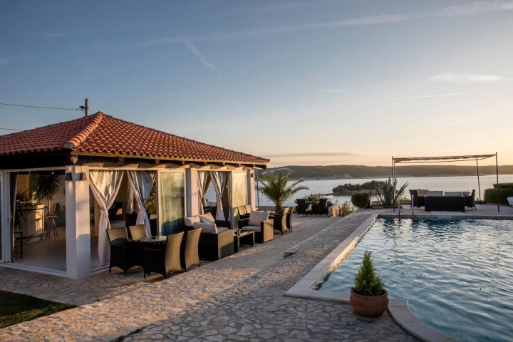 Apartments By The Beach With Pool And Lounge Beds - Miral Apartments - Croatie