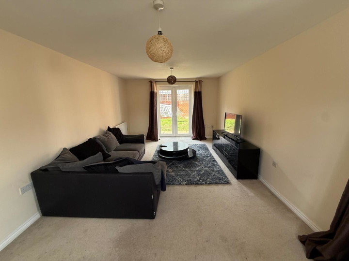 4 Bedroom House Sleeps 8 - Free Parking - Garden - Aylesbury