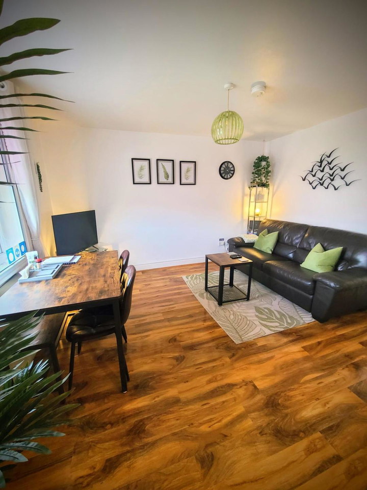 Vale View Apartment, Prestatyn - A Stylish Town Centre Flat For Couples, Solos, Contractors And Dogs, Just A 5 Min Walk To Beach! - Rhyl
