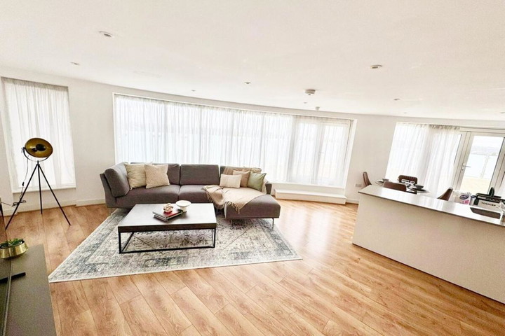 Luxury 2-bed 2-bath Penthouse With Terrace - Hounslow