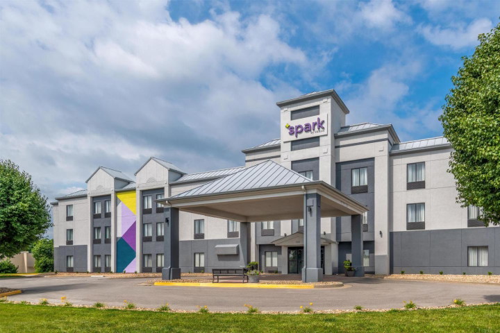 Spark By Hilton Lansing - Leavenworth, KS
