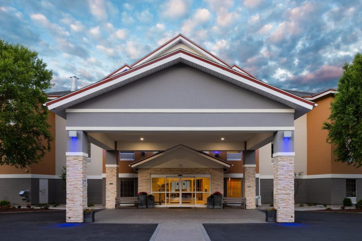 Holiday Inn Express Hotel & Suites Brattleboro By Ihg - Brattleboro, VT