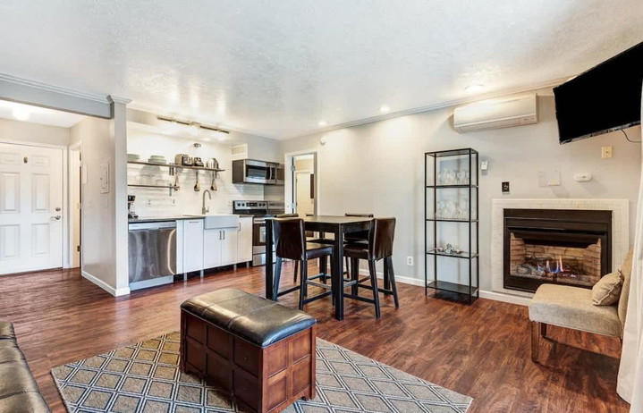 Top Floor Condo Near Downtown & Deschutes River - Oregon