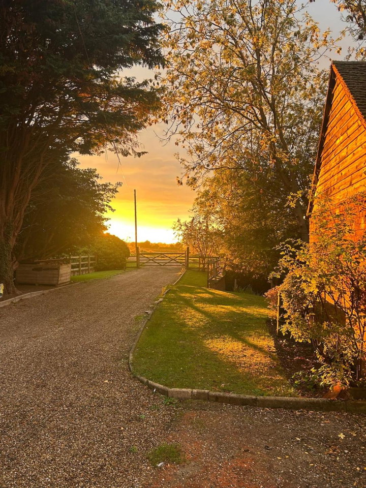 Country Cottage With Moat - Basildon