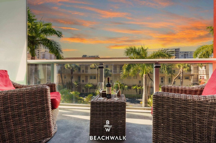 Beachwalk Studio Intracoastal & Balcony - Miami Gardens, FL