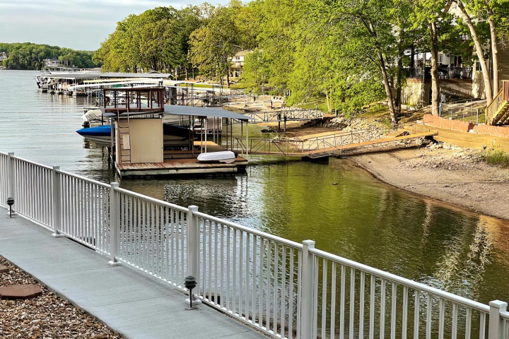 Ground Floor! Lakefront! Pool! ! Convenient Fishing! Stairs Optional! - Vereinigte Staaten