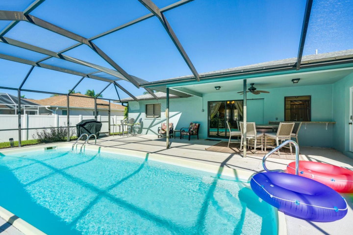 Modern Home W/ Peloton Bike & Grill In Cape Coral! - Cape Coral, FL