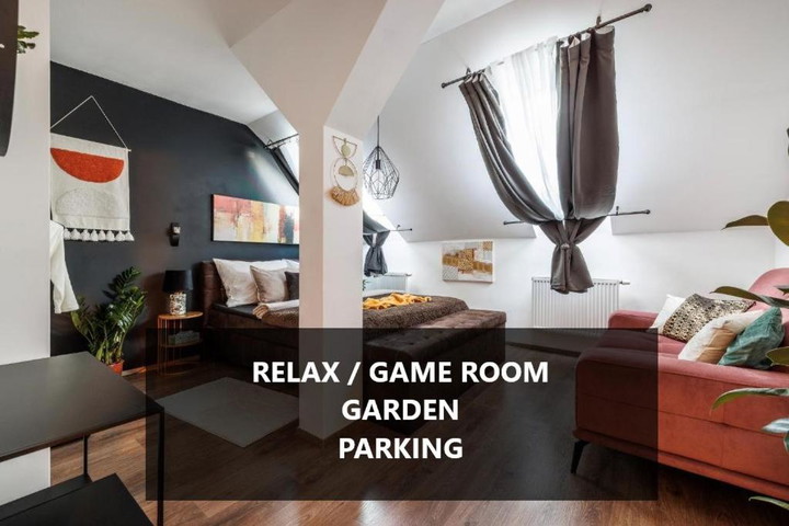 Spacious Flat & Parking Possibility, 3 Stops To Wenceslav Square - Praga