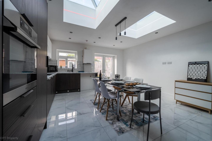 Modern 5 Bed Home In Ealing, Free Driveway Parking, Sleeps 8 - London