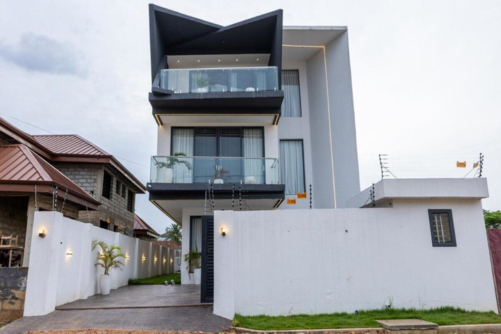 Luxe Smart Villa, Pool, Backup Power, Concierge - Accra