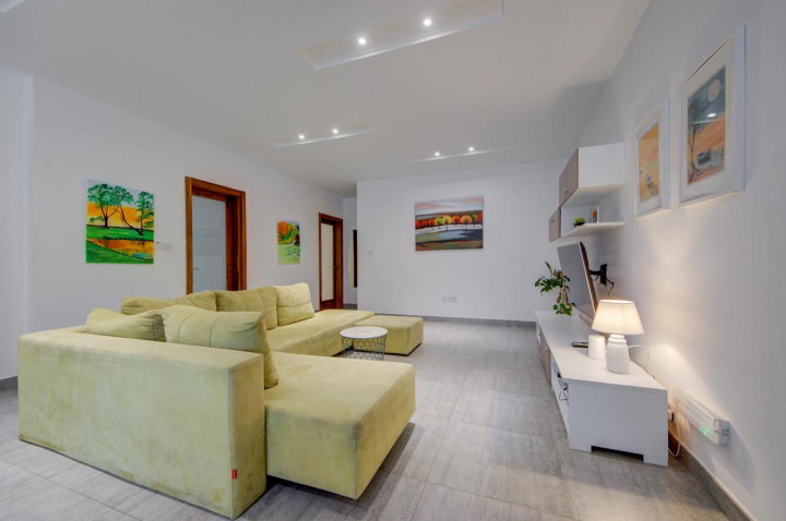 Rare Find -Top Floor 3br Unit With Common Pool And Close To The Beach By Sf Homes - Malta